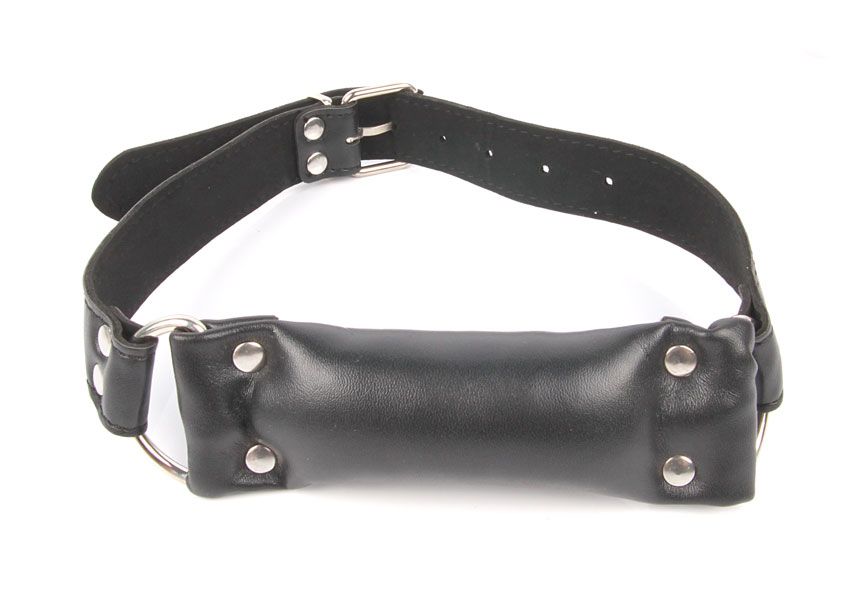 Черный кляп-трензель на кольцах и регулируемом ремешке купить с ...